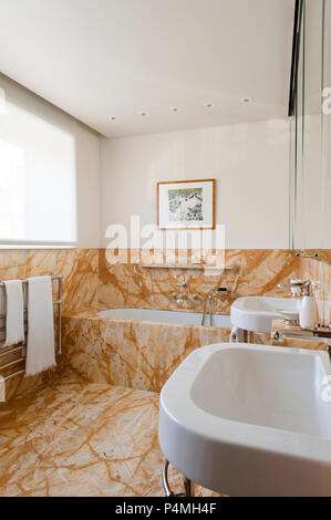 Tiled brown bath in the bathroom Stock Photo - Alamy