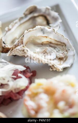 Assorted fresh raw seafoods (Oyster, Sea Urchin, Mussels and Scallops ...