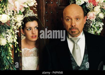 THE PRINCESS DIARIES, Anne Hathaway, Hector Elizondo, 2001 Stock Photo ...