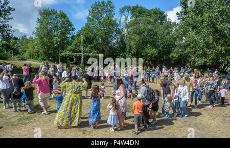 Malmo, Sweden. 22nd June, 2018. Traditional midsummer eve dancing ...