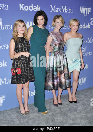 Kiernan Shipka, Jessica Pare, Elisabeth Moss, Jon Hamm, January Jones ...