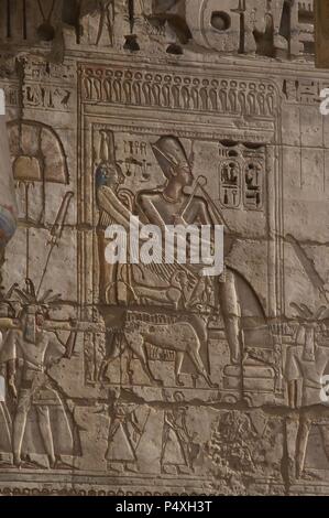 ARTE EGIPCIO. EGIPTO. TEMPLO DE AMON. Columnas de la sala hipóstila con ...