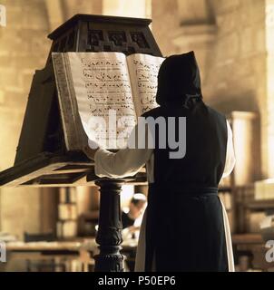 Middle Ages. Monk reading a book of the Roman poet Ovid to a lady ...