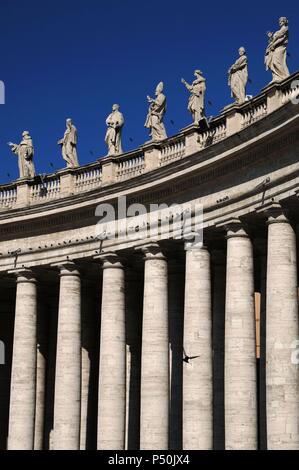 The Bernini designed colonnade at St Peter's Rome Stock Photo - Alamy