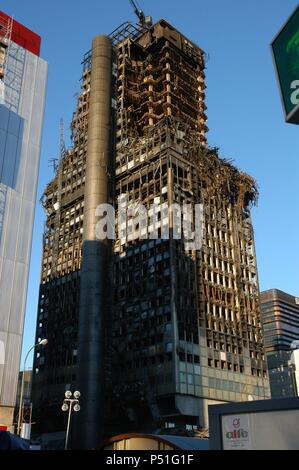 Aspecto del EDIFICIO WINDSOR tras el incendio. Detalle de la fachada ...