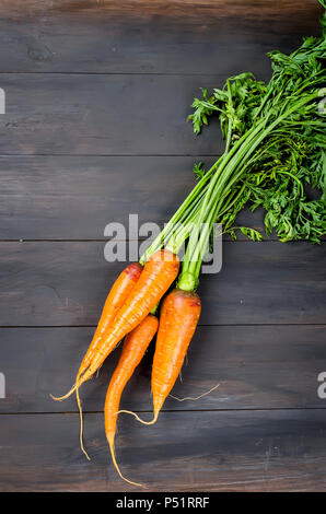 Freshly washed whole carrots with leaves Stock Photo - Alamy