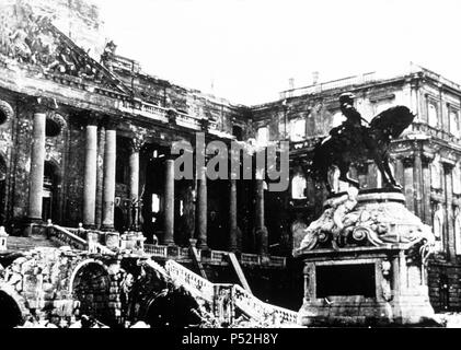 Royal Palace destroyed during WWII in Budapest Stock Photo - Alamy