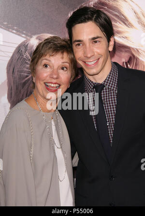 Justin Long and mom Going The Distance Premiere at the Chinese Theatre ...