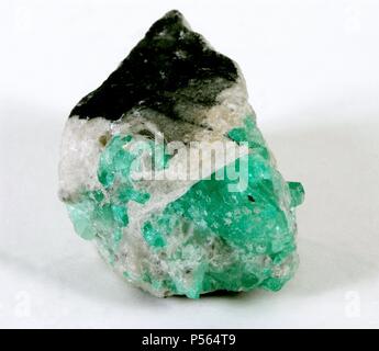 ESMERALDA (Smaragdus), variedad de berilo de color verde intenso y ...