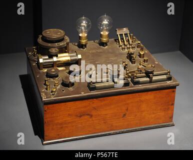 Two-valve radio-receiver. 1917. Officine Marconi, Genova. National ...