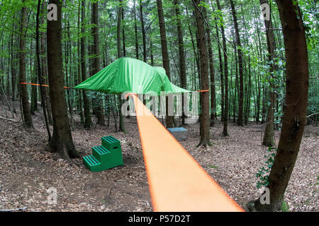 Uslar, Germany. 21st June, 2018. A tree tent hangs about 1, 5 metres ...