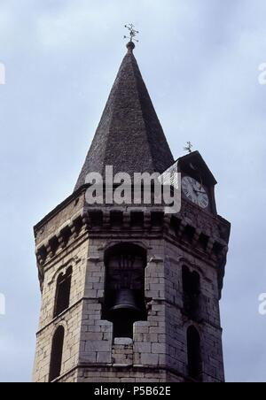 Tower of the gothic Michaelskirche, church tower, clock, view upwards ...