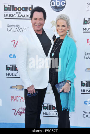 WAYNE NEWTON & WIFE BILLBOARD MUSIC AWARDS LAS VEGAS NEVADA USA 04 ...