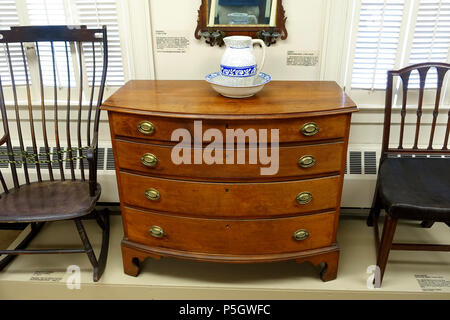 Chest, Federal bowfront style, New England, 1790-1820 - Dedham ...