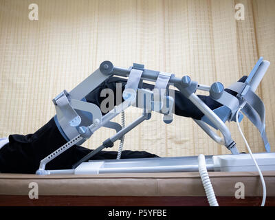 Knee CPM device ,Rehabilitation after knee surgery Stock Photo - Alamy