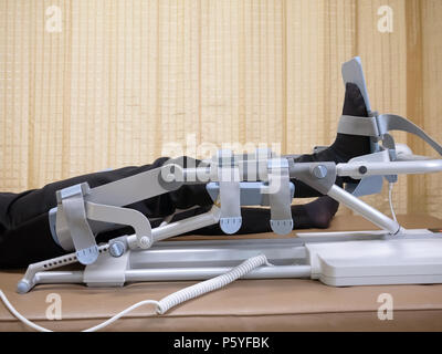 Knee CPM device ,Rehabilitation after knee surgery Stock Photo - Alamy