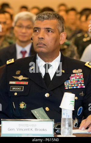 U.S. Army Gen. Vincent Brooks, U.S. and U.N. Forces Korea commander ...