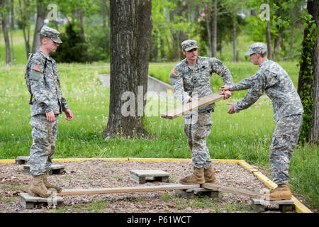 Field Leadership Reaction Course (FLRC) Senior Noncommissioned Officer ...