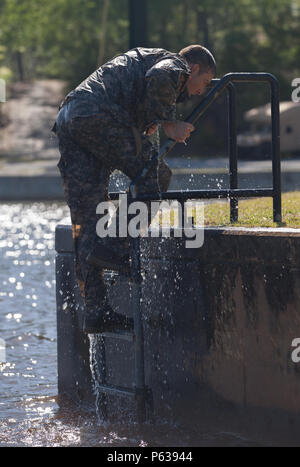 U.S. Army Capt. Bert Ferguson and Sgt. 1st Class Keith Batchelder ...