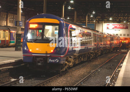 A Class 170/4 Turbostar DMU trainset stands in Glasgow Queen St ...