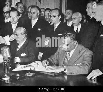Nasser signing unity pact with Syrian president Shukri al-Quwatli ...