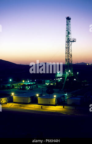 Oil drilling rig. Sahara Desert, Algeria Stock Photo - Alamy
