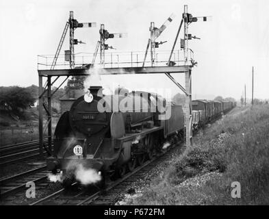 Southern Railway Class S15 Steam Locomotive 825 at the platform of ...