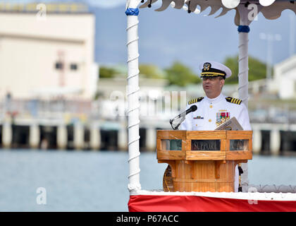 Cmdr. Benjamin Selph, commanding officer of the Los Angeles-class fast ...
