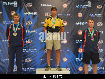 THE WINNING TEAM, from left, Frank Ferguson, Doris Day, Ronald Reagan ...