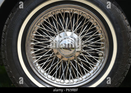 Jaguar E Type wire wheel. Classic british sports car wheel Stock Photo ...