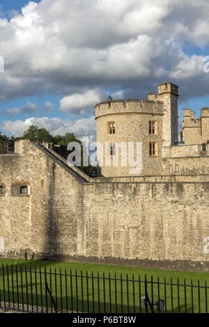 LONDON, ENGLAND - JUNE 15 2016: Modern business building in City of ...