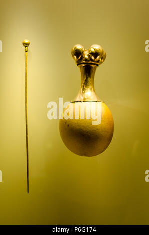 Ancient pre-Columbian gold poporo Stock Photo - Alamy
