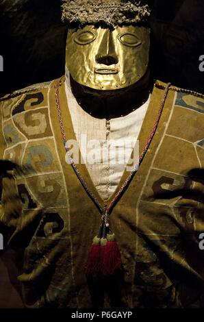 Wari textil Wari culture 500AC-1000AC Perú . Museum of Banco central de ...