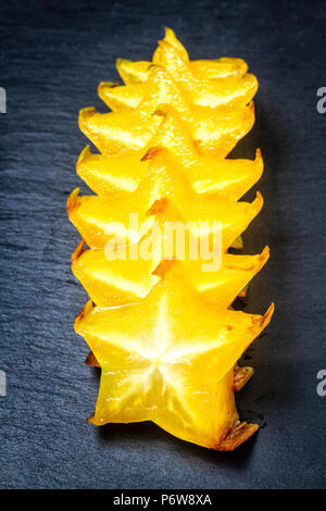 Vertical closeup of sliced Averrhoa carambola fruit Stock Photo - Alamy