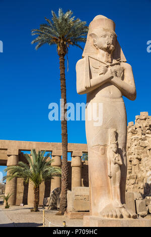 Colossus statue of Ramses II and daughter Bant Anta in Karnak Temple ...