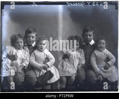 Garrod children, 5 Dec 1907 (17064516942 Stock Photo - Alamy