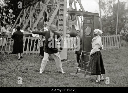 Escenas de la fiesta de la Beneficencia en la Torre Satrustegui (11 de ...