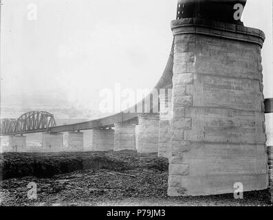 Oregon Trunk Railway bridge across the Columbia River at Celilo Falls ...