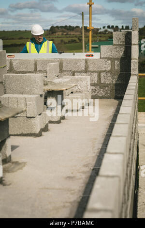 Engineer doing a level check on the wall Stock Photo - Alamy