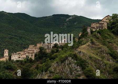 Small towns in the mountains of Abruzzo, Italy Stock Photo - Alamy