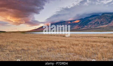 Mann Lake and Steens Mountain at sunrise, Oregon Stock Photo - Alamy