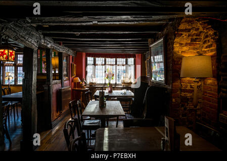 Nelson Arms, traditional pub, Castle street, Farnham, Surrey. England ...