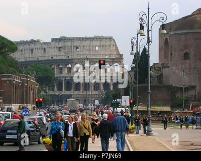 EXTERIOR DEL COLISEO ROMANO CONSTRUIDO EN EL SIGLO I, FACHADA ...