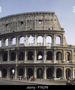 EXTERIOR DEL COLISEO ROMANO CONSTRUIDO EN EL SIGLO I, FACHADA ...