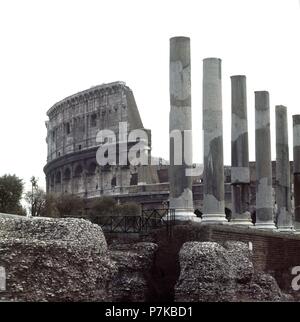 EXTERIOR DEL COLISEO ROMANO CONSTRUIDO EN EL SIGLO I, FACHADA ...