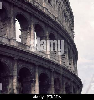 EXTERIOR DEL COLISEO ROMANO CONSTRUIDO EN EL SIGLO I, FACHADA ...