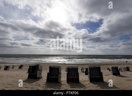 Germany, Westerland. 6th July, 2018. A flag reading "Badezeit" (lit ...