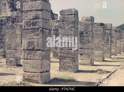 COLUMNAS (ARTE TOLTECA). Location: TEMPLO DE LAS MIL COLUMNAS, CHICHEN ...