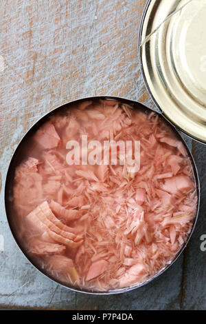 Tuna chunks in oil, Tuna is a saltwater fish that belongs to the tribe ...