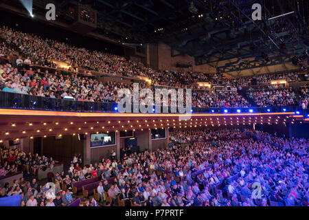 crowd seated inside the grand ole opry nashville tennessee Stock Photo ...